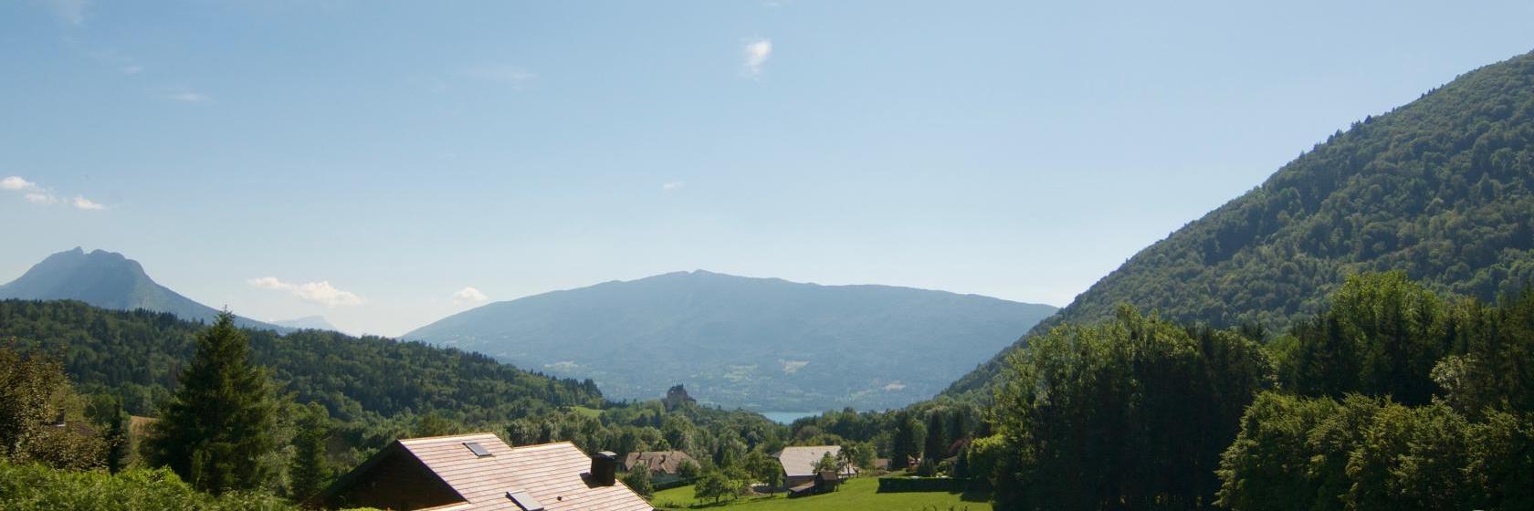 The best available hotels & places to stay near Bluffy, France