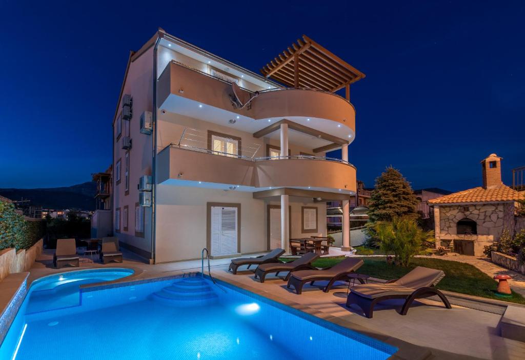 Maison De Vacances Avec 3 Appartements, Piscine Et Jacuzzi à 100 M De La Plage - Split