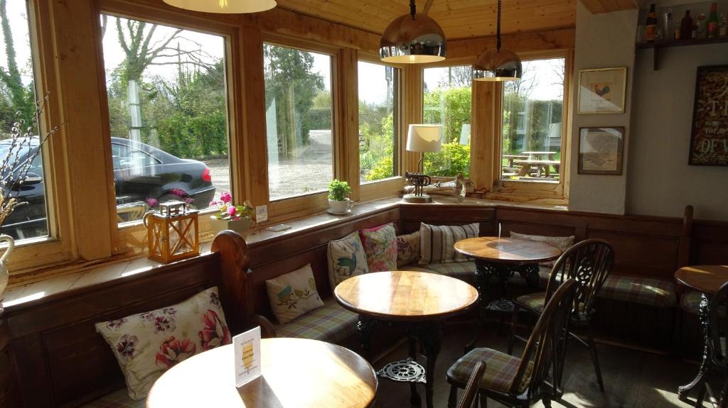 The Furze Bush Inn, Newbury (updated prices 2025)