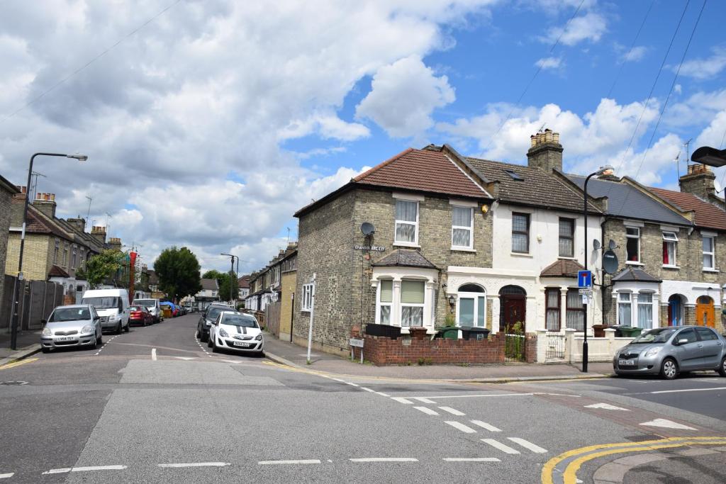 Four Bedroom House Chandos Road, London – Updated 2024 Prices