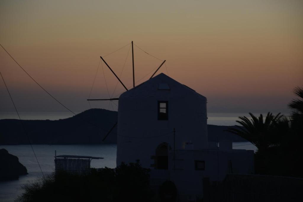 Milos Vaos Windmill, Plaka Milou (updated prices 2025)