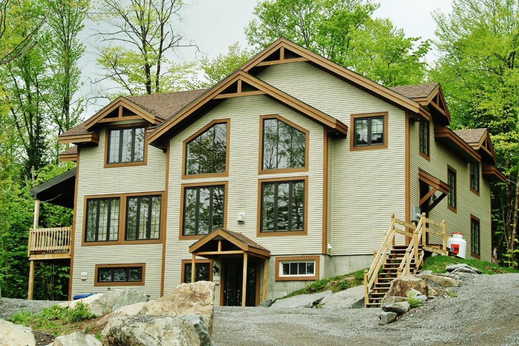 Chalets Alpins - 40 Chemin des Skieurs, Stoneham (updated prices 2025)