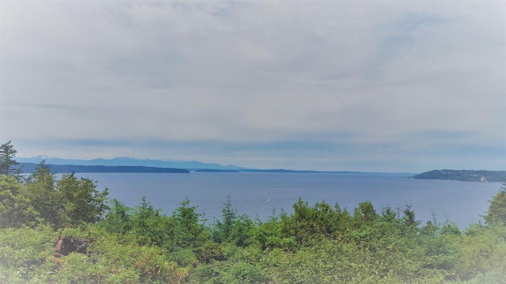 Island View-Spectacular view of Puget Sound and the Olympic Mountains ...