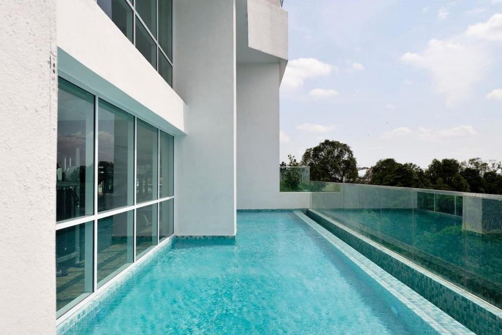 Paragon Suites Studios with Private Jacuzzi near CIQ RTS, Johor Bahru ...