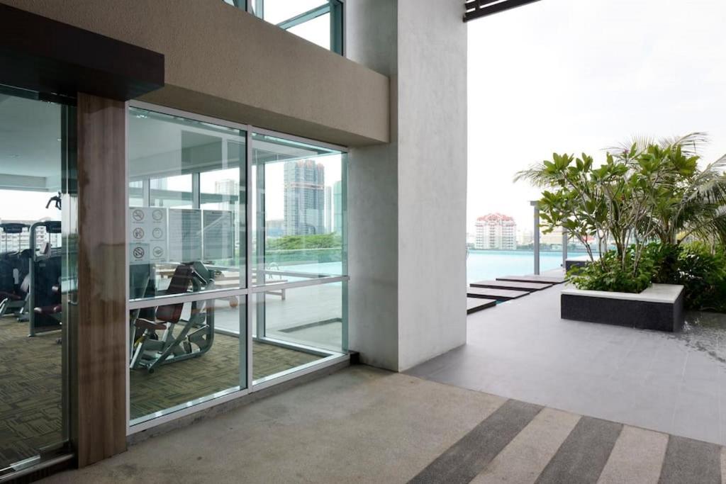 Paragon Suites Studios with Private Jacuzzi near CIQ RTS, Johor Bahru ...