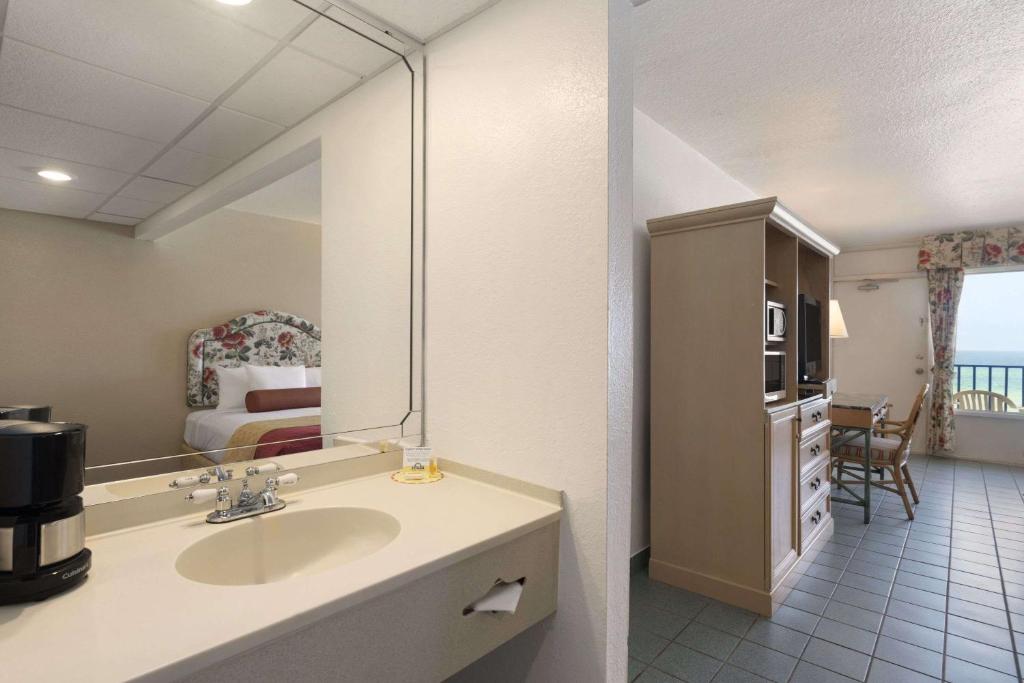 Days Inn by Wyndham Panama City Beach/Ocean Front, Panama City Beach ...