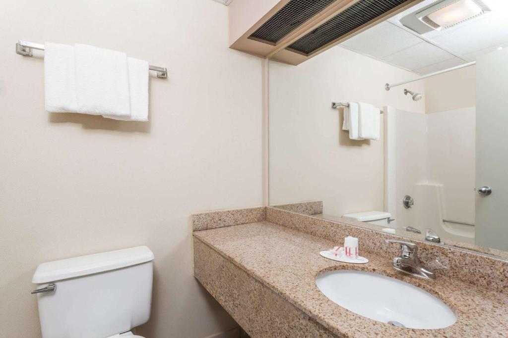 Days Inn by Wyndham Windsor Locks / Bradley Intl Airport, Windsor Locks ...