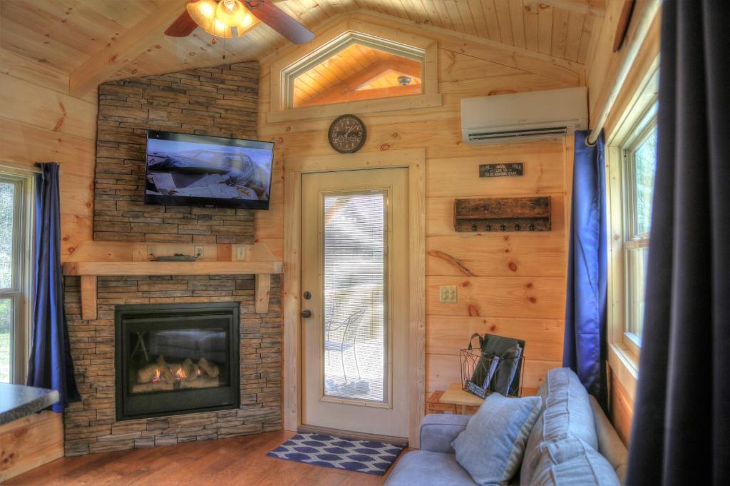 "Frank's Landing" Log Cabin W/hot Tub+fireplace+wi-fi, "Peaceful & Romantic" - Robbinsville, NC