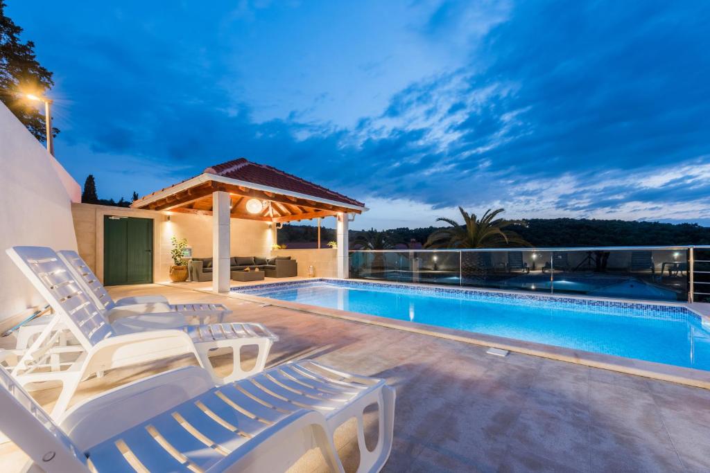 Cozy Apartment Roso 2 with a pool and a sea view - Omiš
