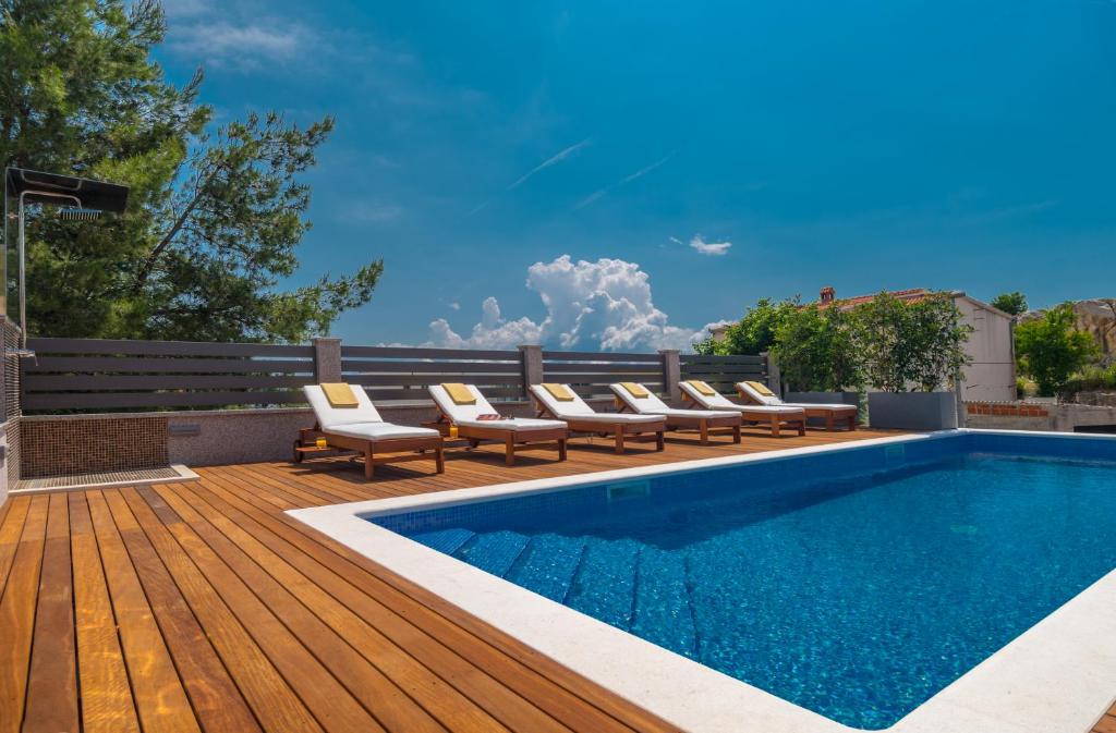 Villa Arya with heated swimming pool, roof hot tub, sauna and gym near ...