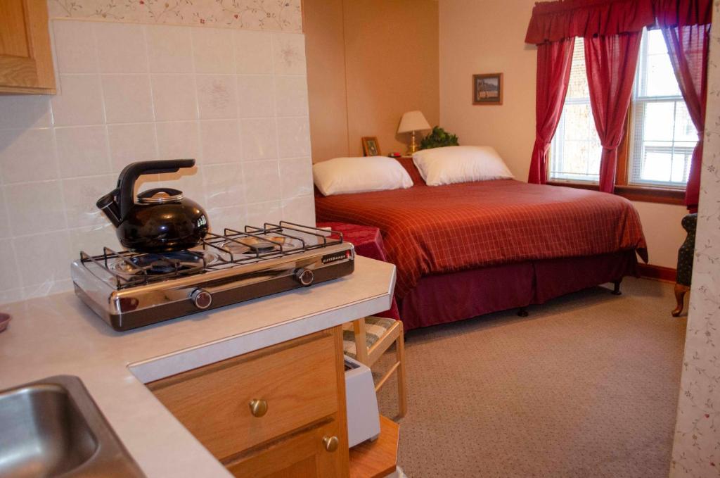 Crandell Mountain Lodge, Waterton Park (updated prices 2025)