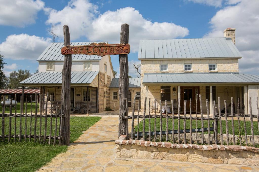 Full Moon Inn, Fredericksburg – Updated 2023 Prices