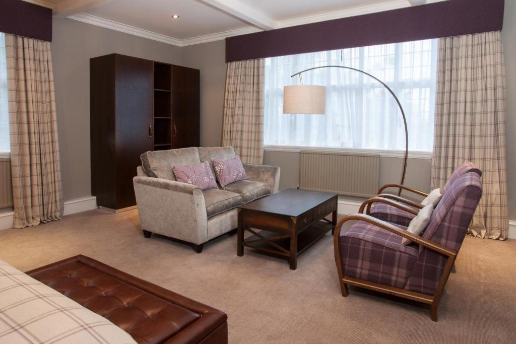 The Manor Elstree, Elstree (updated prices 2025)