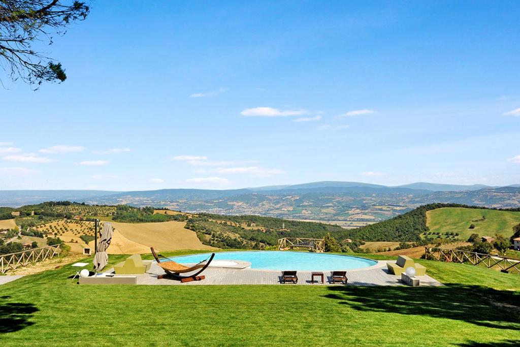 TODI - VILLA DI LUSSO CON PISCINA A SFIORO E VISTA A 360°, Canonica ...