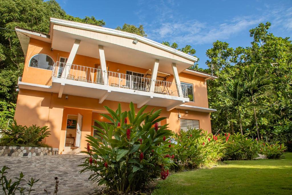 Ocho Rios Tropical Vacation With Lush Garden, Private Pool, River & Waterfall - Ocho Rios
