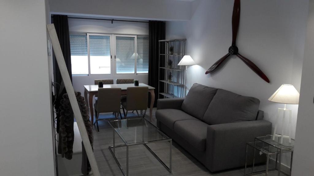 GUESTING VELAZQUEZ, Cádiz (precios actualizados 2026)