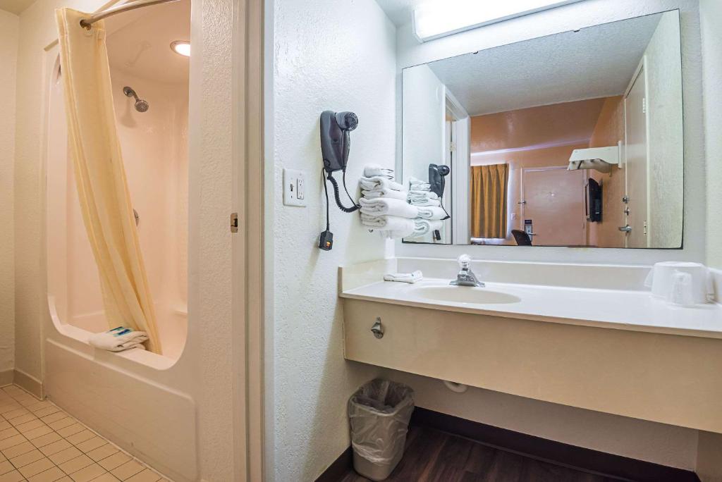 Rodeway Inn Kissimmee Maingate West - Free Theme Park Shuttle, Orlando ...
