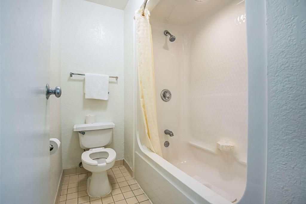 Rodeway Inn Kissimmee Maingate West - Free Theme Park Shuttle, Orlando ...