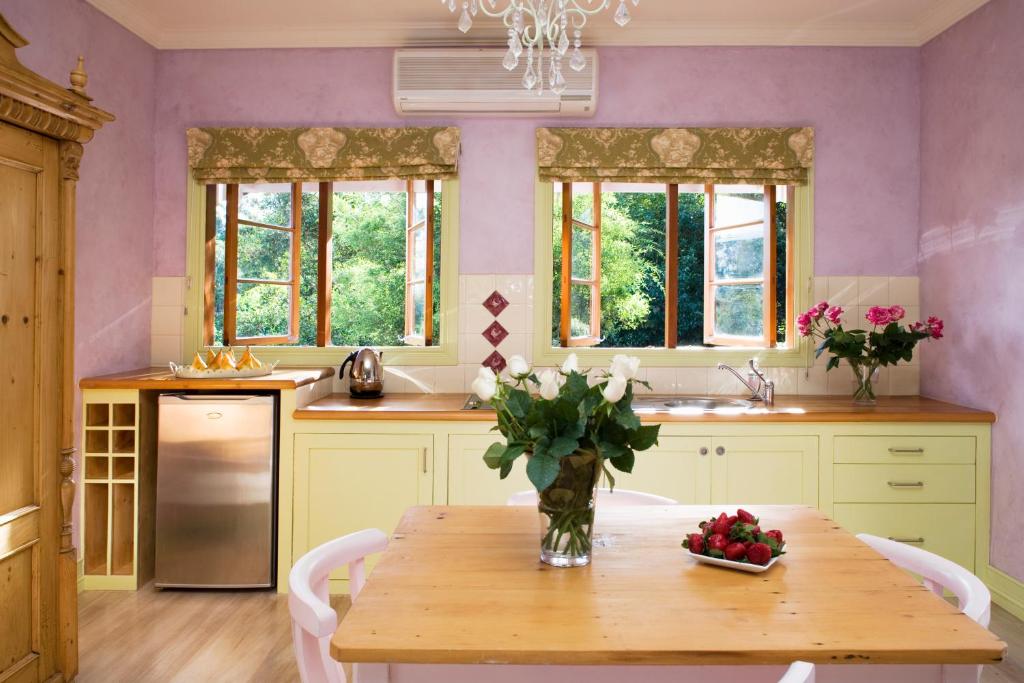 The Spotted Chook and Amelie's Petite Maison, Montville (updated prices ...