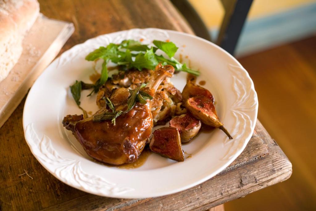 The Spotted Chook and Amelie's Petite Maison, Montville (updated prices ...