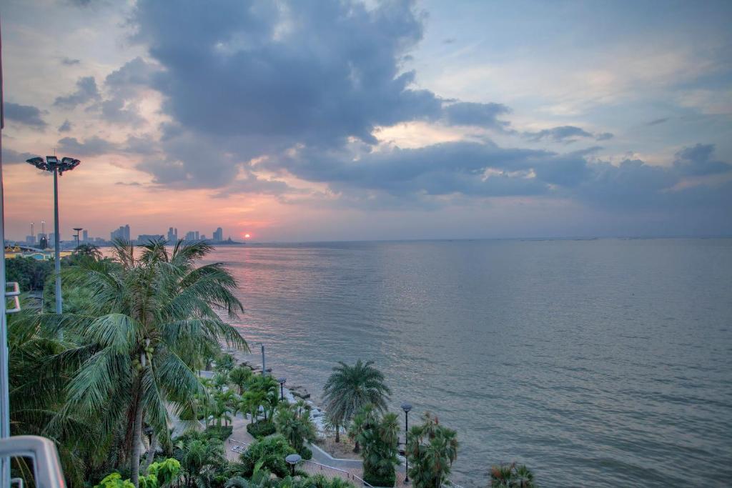 Cholchan Pattaya Beach Resort - SHA Extra Plus, North Pattaya (updated ...
