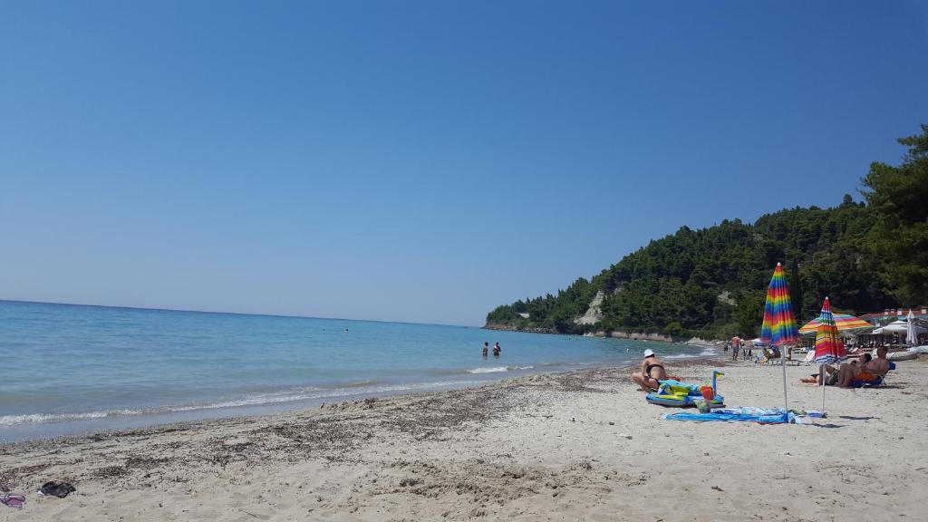Cozy summer house by the beach, Fourka (updated prices 2026)