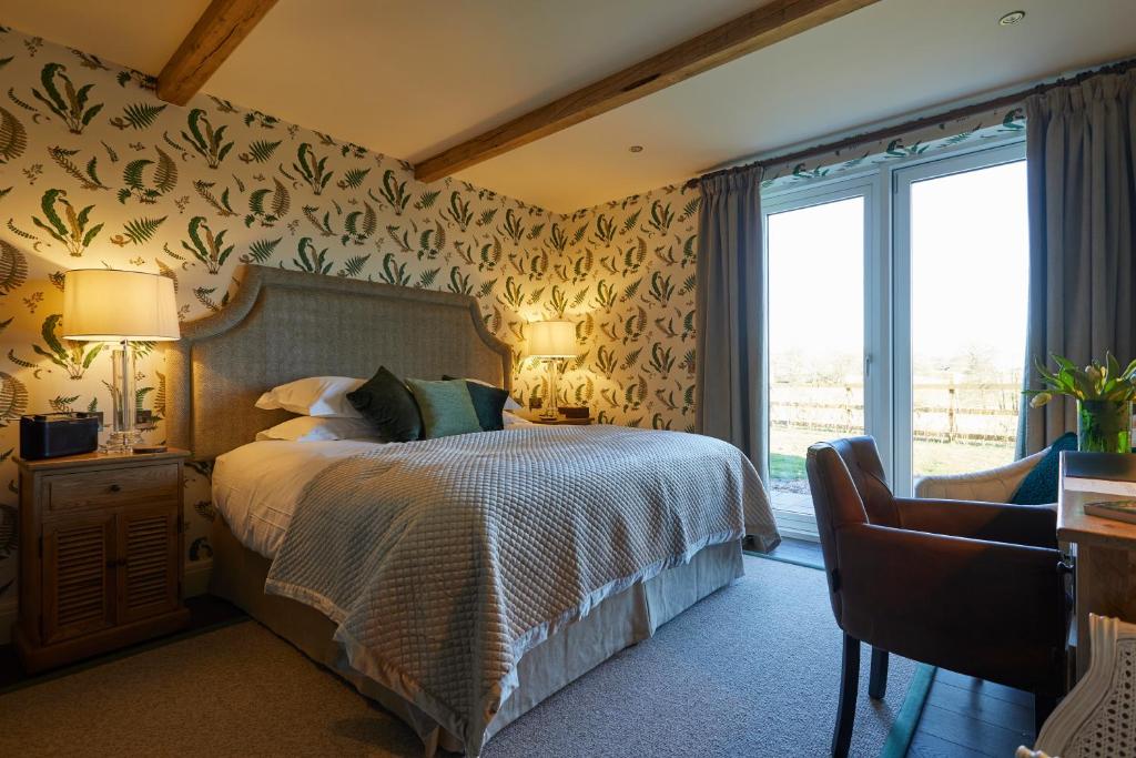 The Duncombe Arms, Ellastone (updated prices 2025)