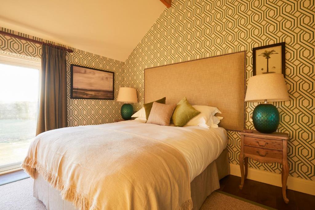 The Duncombe Arms, Ellastone (updated prices 2025)