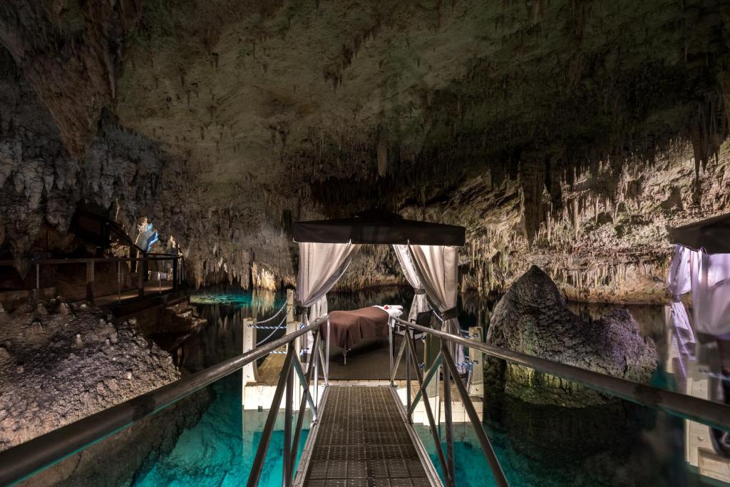Bermuda Grotto Bay Resort Grotto Bay Beach Resort, Tuckerʼs Town