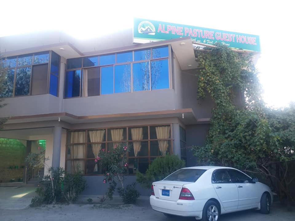 Alpine Guest House, Mināwar