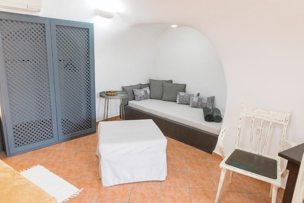 Lotza Studios, Oia (updated prices 2025)