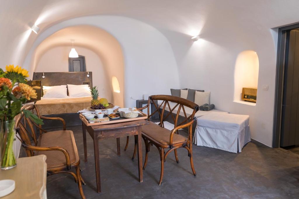 Lotza Studios, Oia (updated prices 2025)