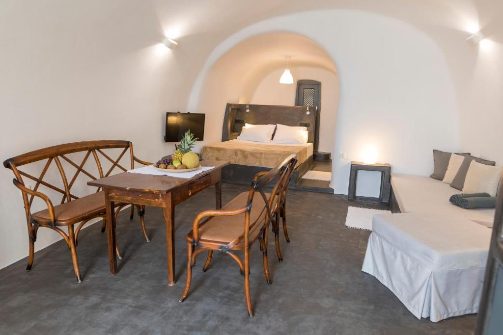 Lotza Studios, Oia (updated prices 2025)