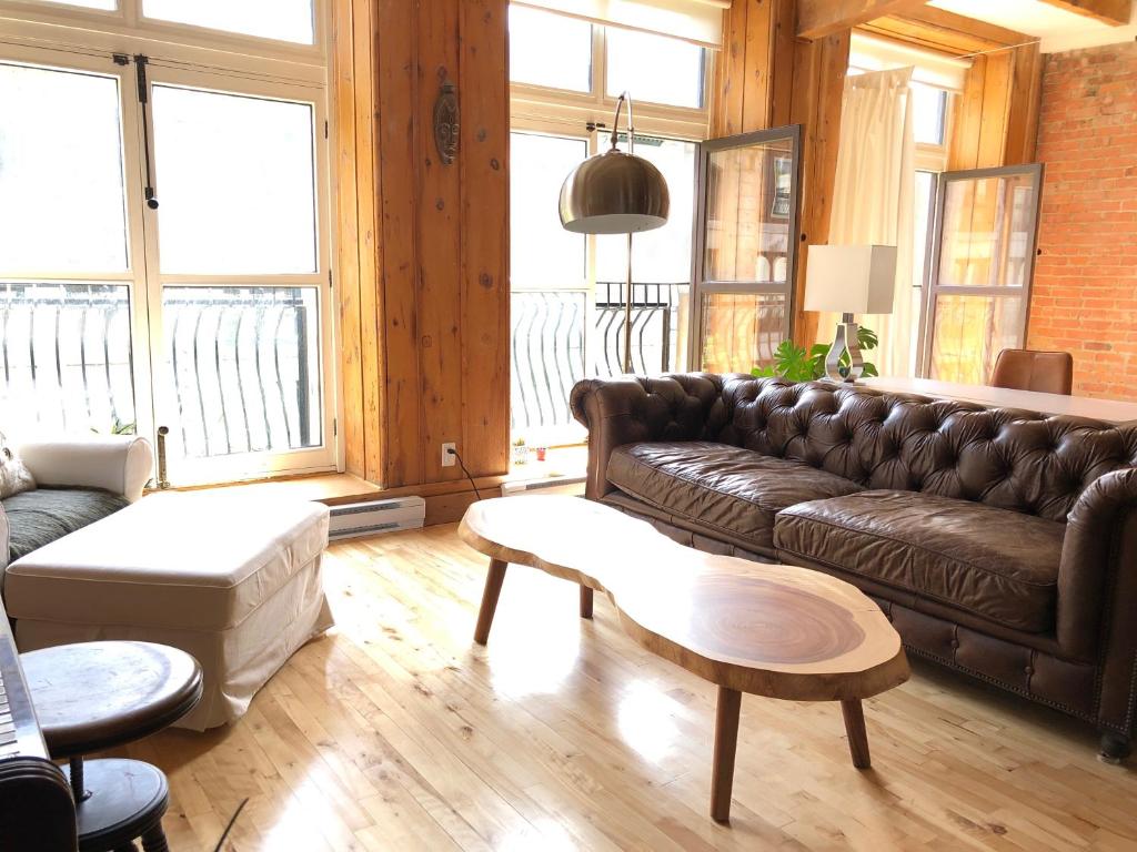 Gorgeous Old World loft with multiple french doors in Old Montreal, Montreal (precios ...