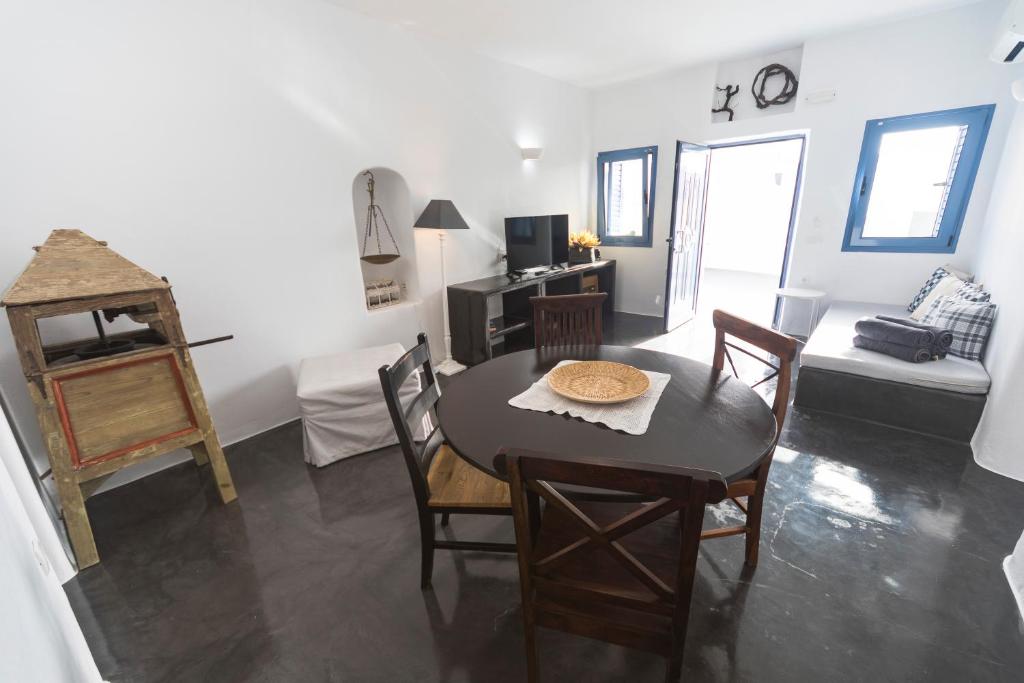 Lotza Studios, Oia (updated prices 2025)