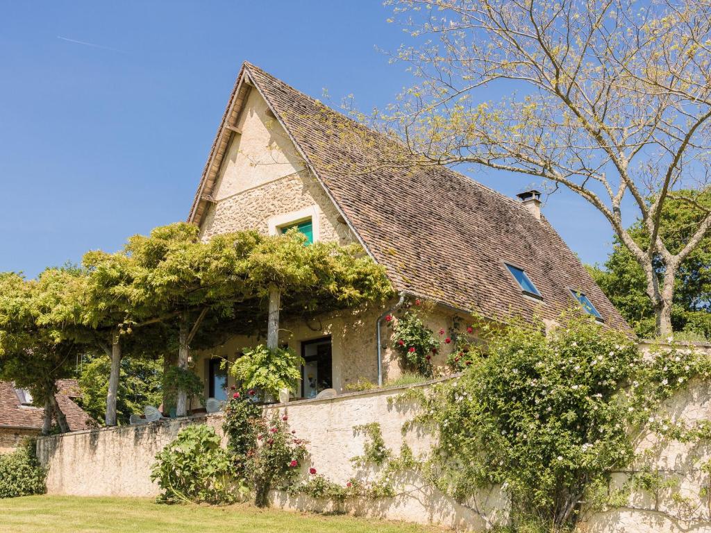 Beautiful Holiday Home in Thenon with Swimming Pool (Frankreich Thenon ...