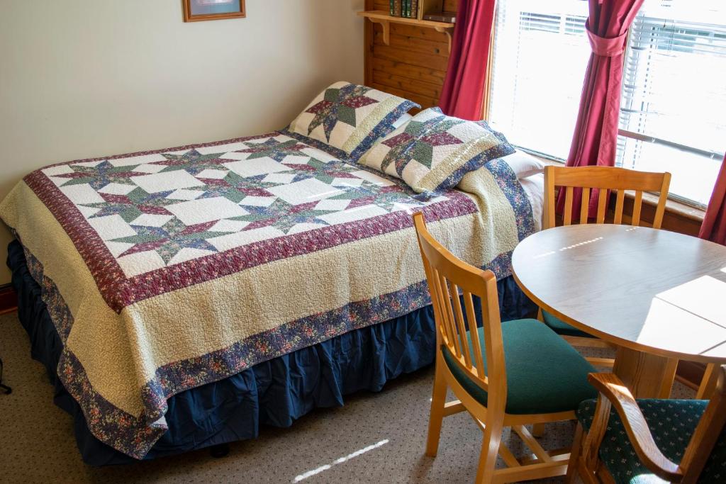 Crandell Mountain Lodge, Waterton Park (updated prices 2025)
