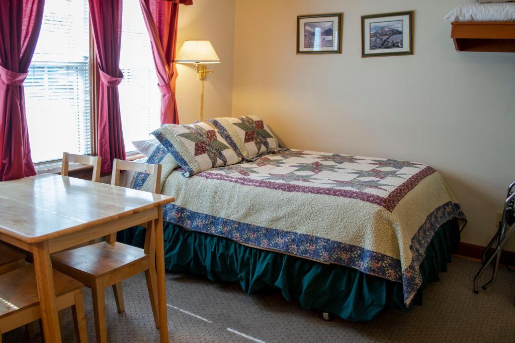 Crandell Mountain Lodge, Waterton Park (updated prices 2025)