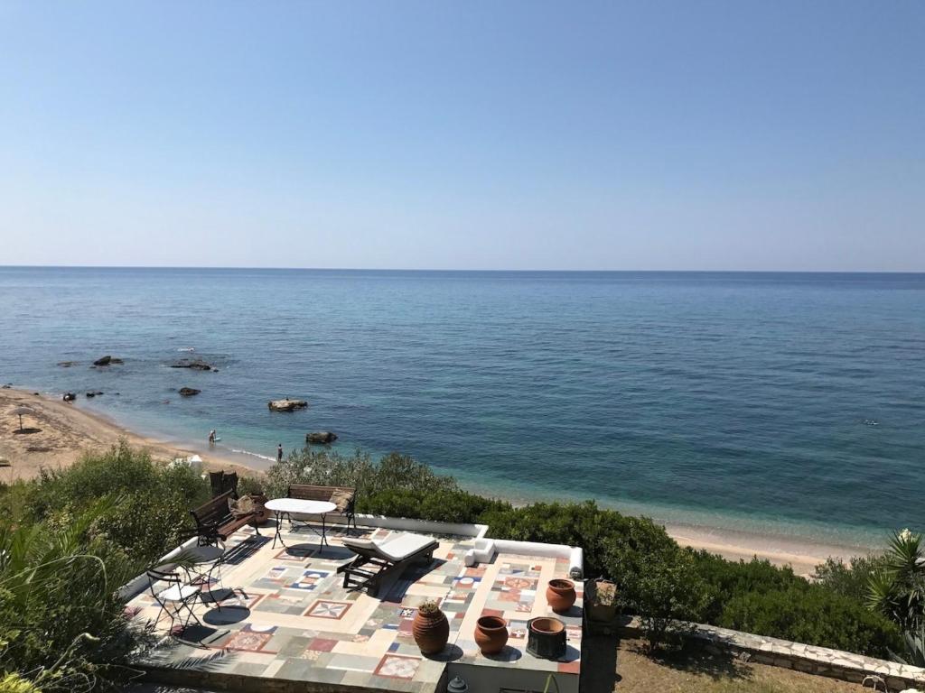 Villa Efelli:Boutique beachfront traditional Greek style house, Vrachos (updated prices 2025)