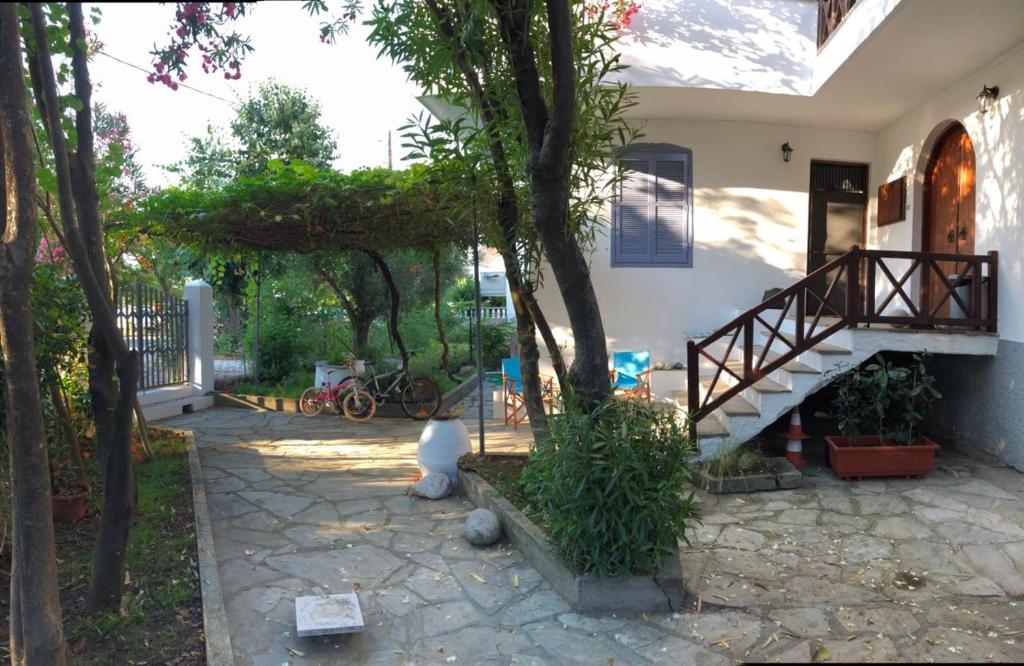 Summer Den in Ierissos - Traveleto