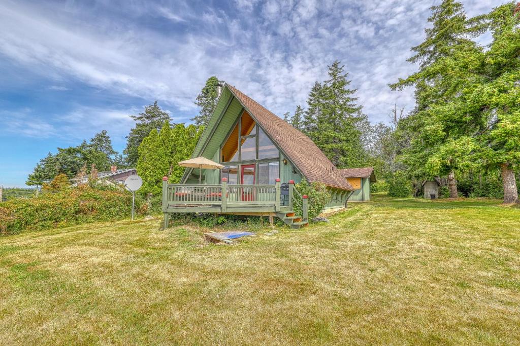 Rustic Guemes Beach Cabin, Anacortes (updated prices 2025)