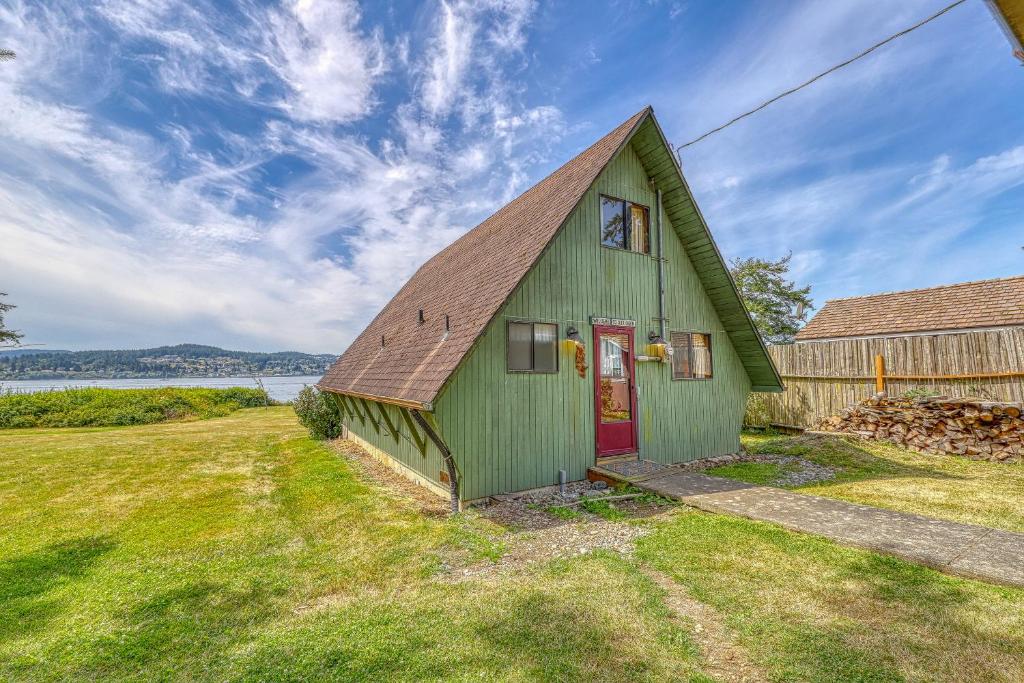 Rustic Guemes Beach Cabin, Anacortes (updated prices 2025)