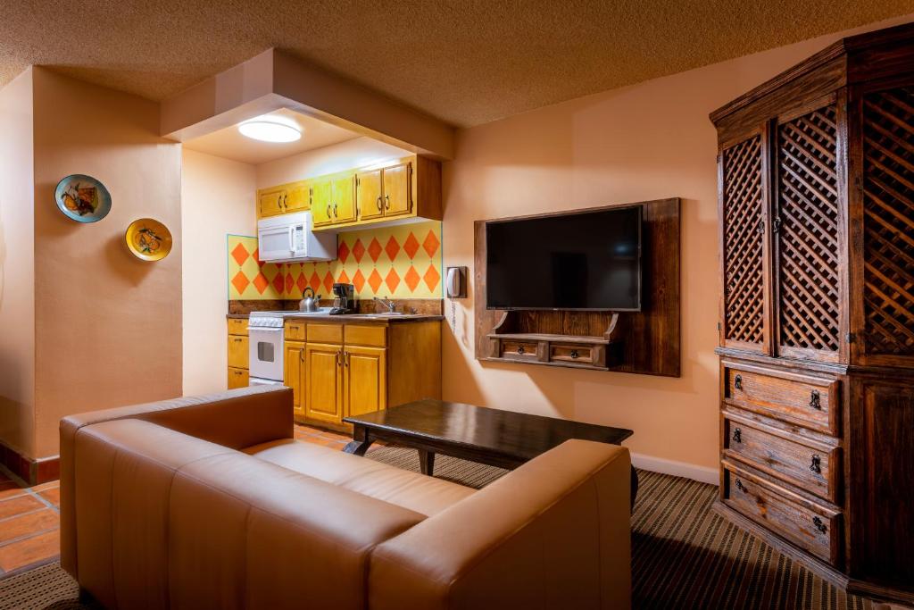 Hotel Pepper Tree Boutique Kitchen Studios - Anaheim, Anaheim (updated ...