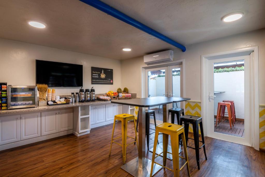 Hotel Pepper Tree Boutique Kitchen Studios - Anaheim, Anaheim (updated ...