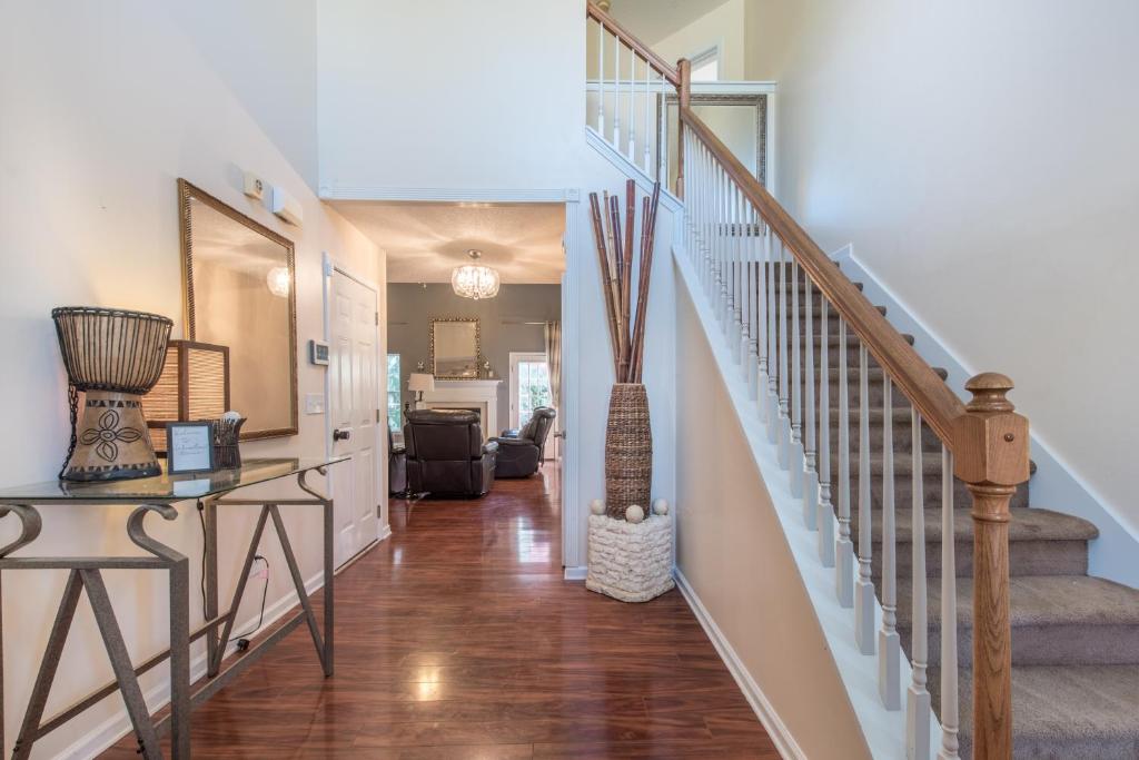 Comfort And Style On The Colonnade - Lake Jodeco, GA