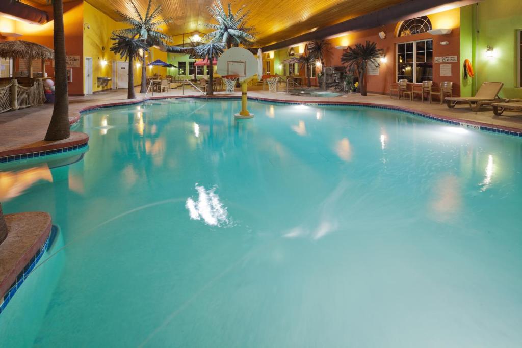 Country Inn & Suites by Radisson, Appleton North, WI, Little Chute ...