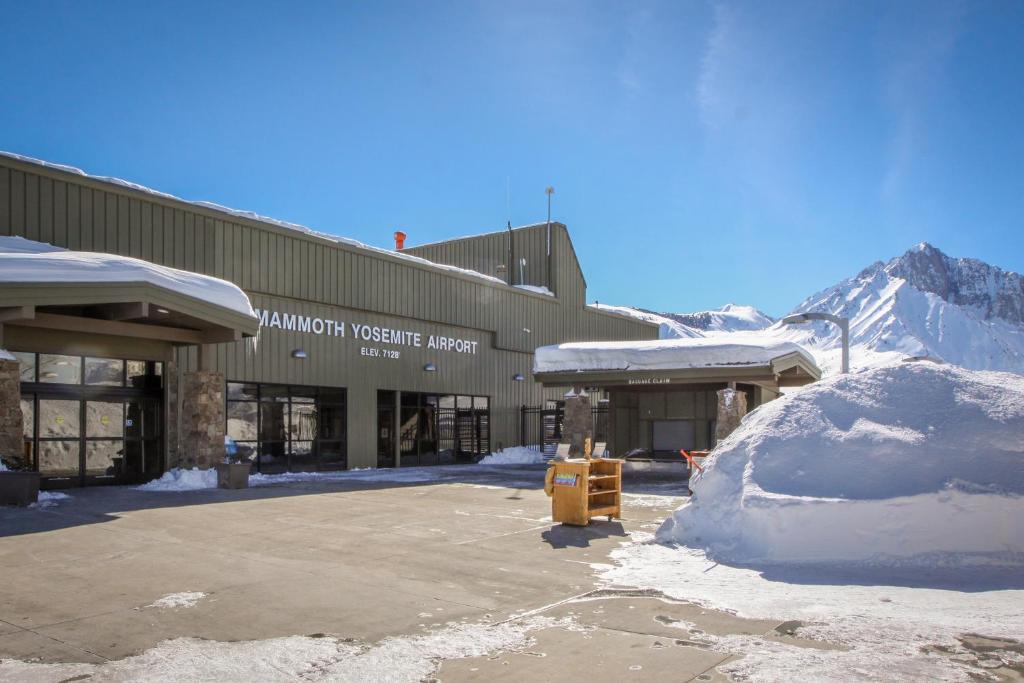 Mammoth Yosemite Airport Logo