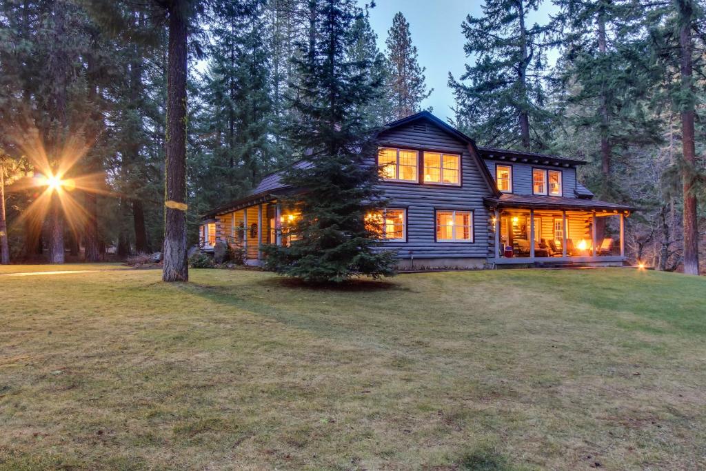 Riverwood Lodge, Trout Lake (updated prices 2025)