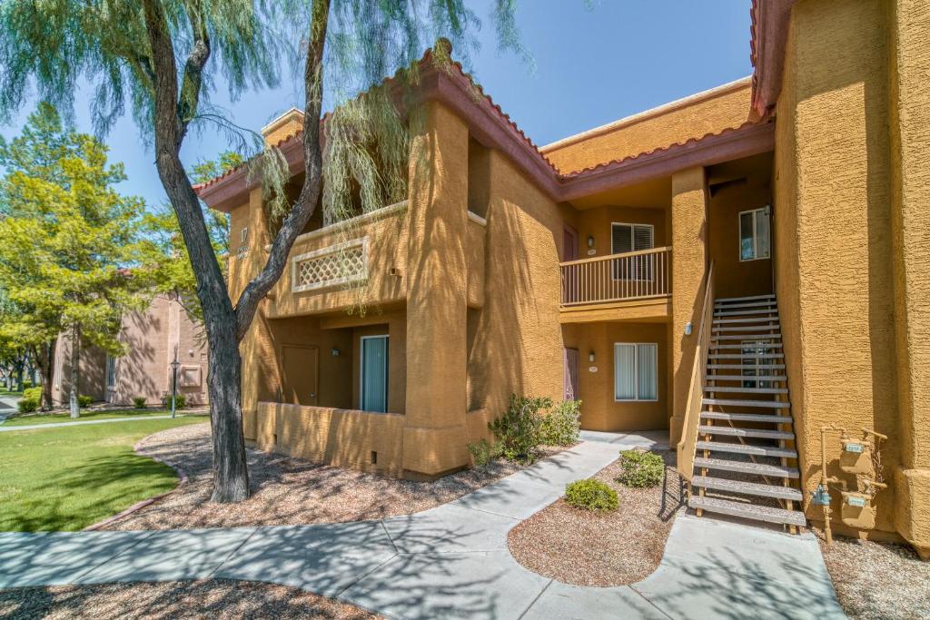 Pristine Top Floor Condo With Access To Clubhouse & Pools, Phoenix ...