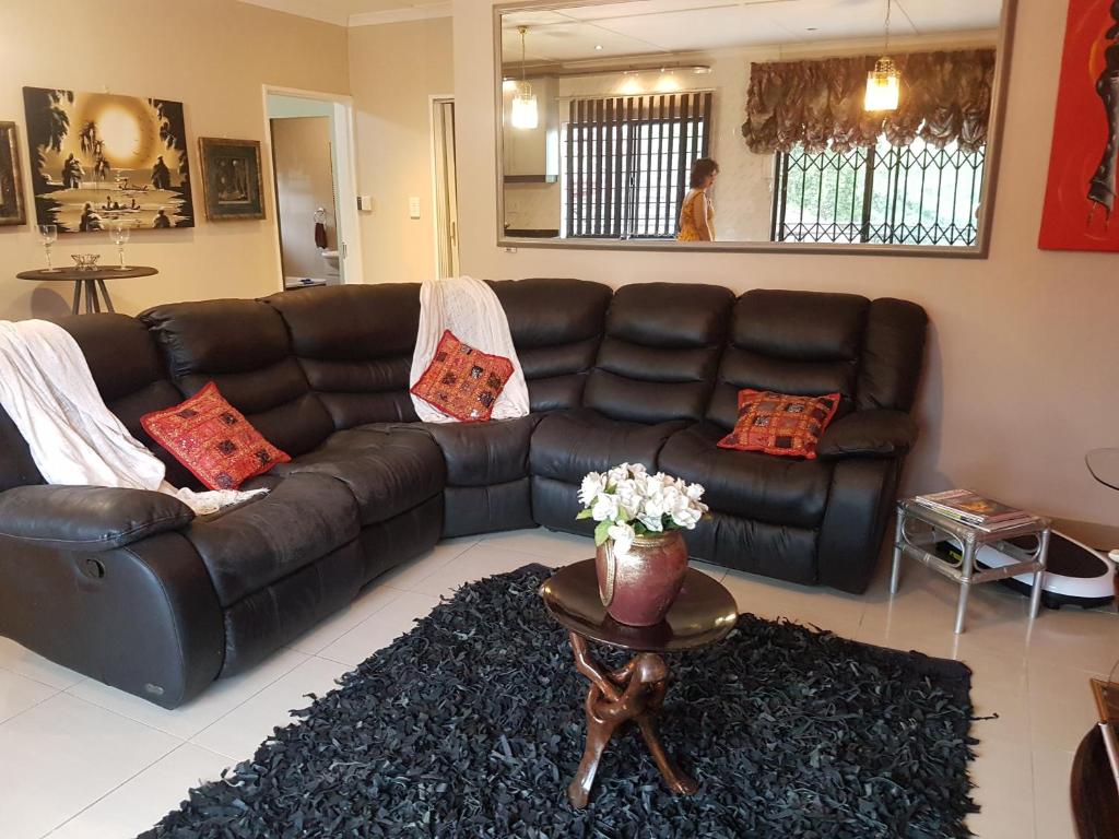 Beautiful self catering garden cottage, Durban (updated prices 2024) Beautiful self catering garden cottage, Durban (updated prices 2024)